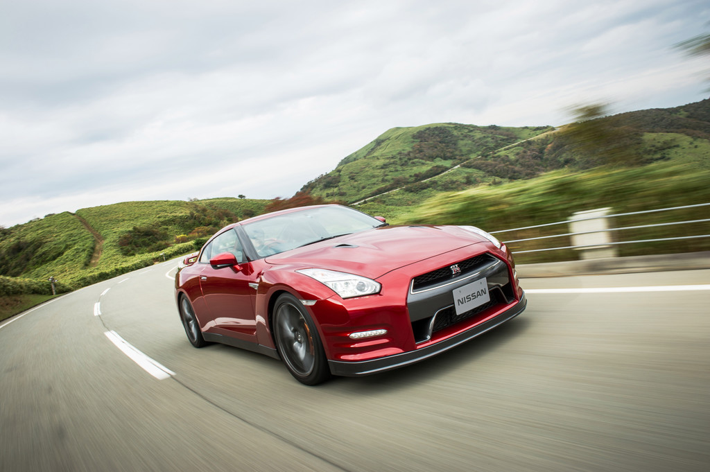 Nissan GT-R 2015 : "Godzilla" gagne en confort et en technologie ...
