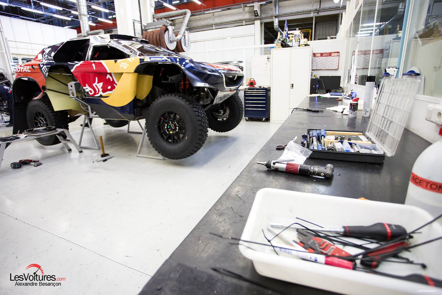Dakar : visite exclusive de "l'antre" des Peugeot 2008 DKR16 et ...