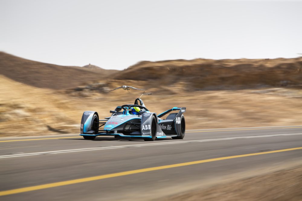 Vidéo : Massa et sa Formula E Gen2 défient un faucon - Les Voitures