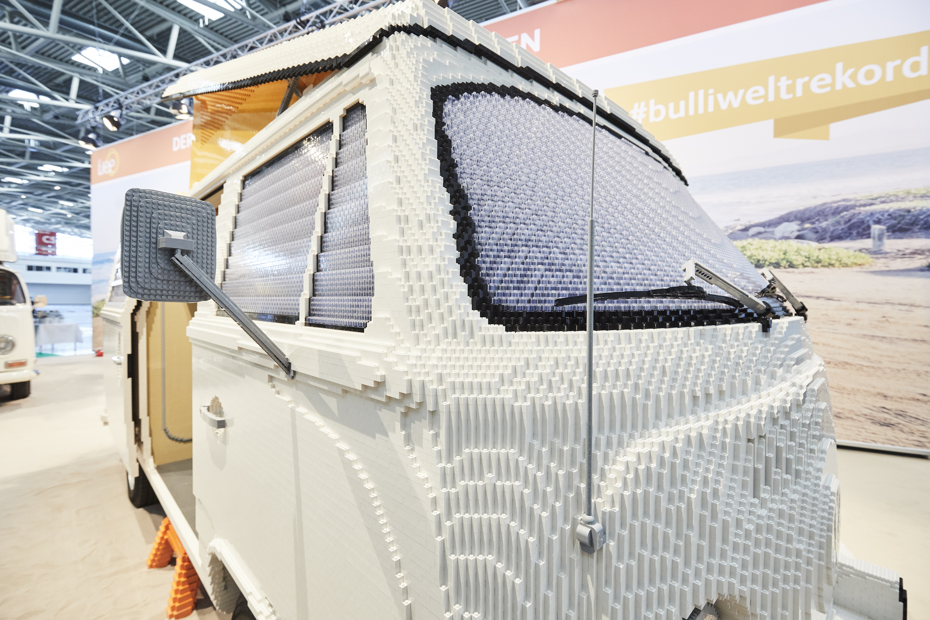Volkswagen Combi T2 : de retour en LEGO à taille réelle - Les Voitures