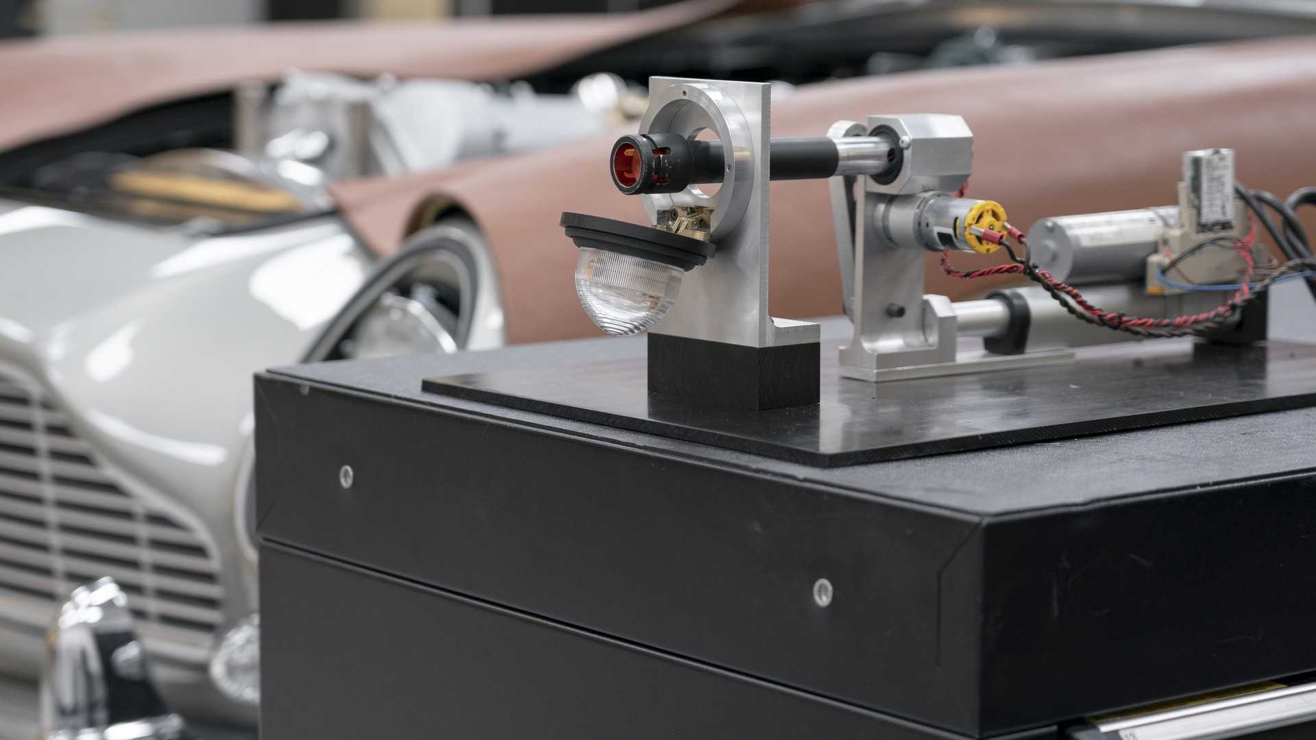 Aston Martin Goldfinger DB5 : avec les gadgets du film - Les Voitures