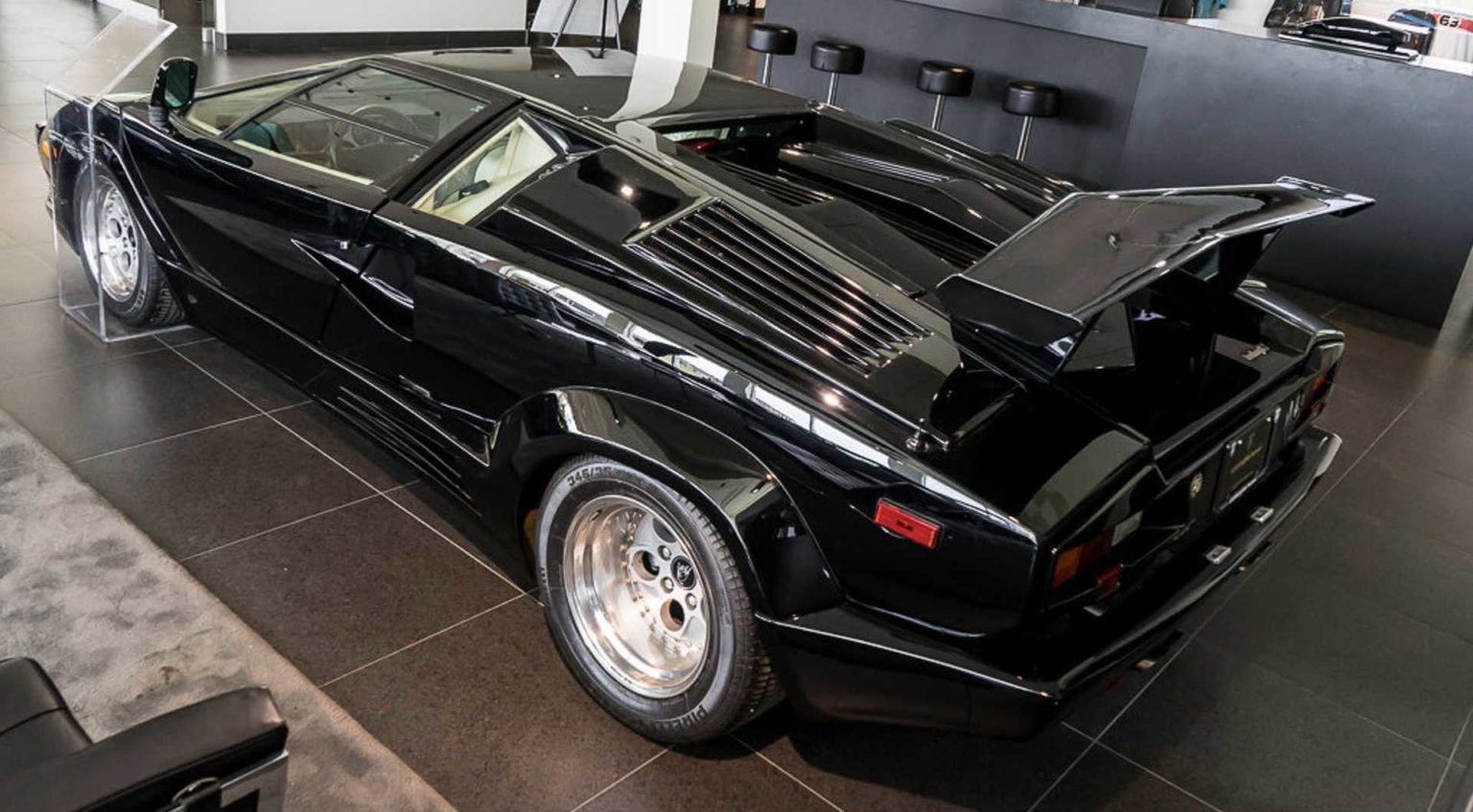 Lamborghini Countach : un rare exemplaire neuf à vendre - Les Voitures