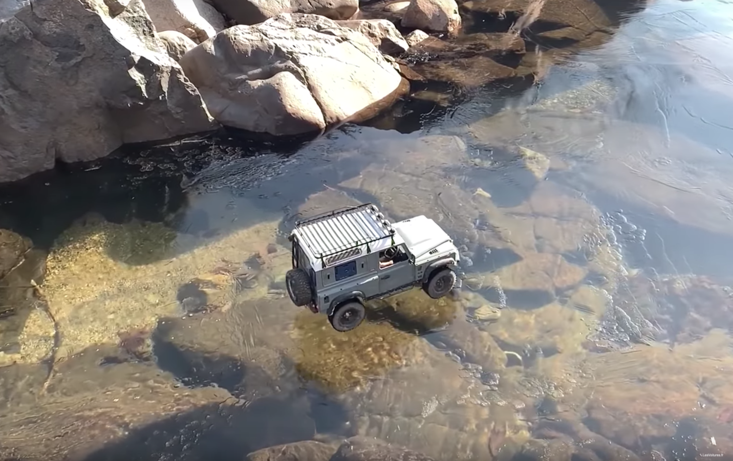 Vidéo : un Land Rover Defender 90 "plonge" sous la glace d'un lac gelé ...