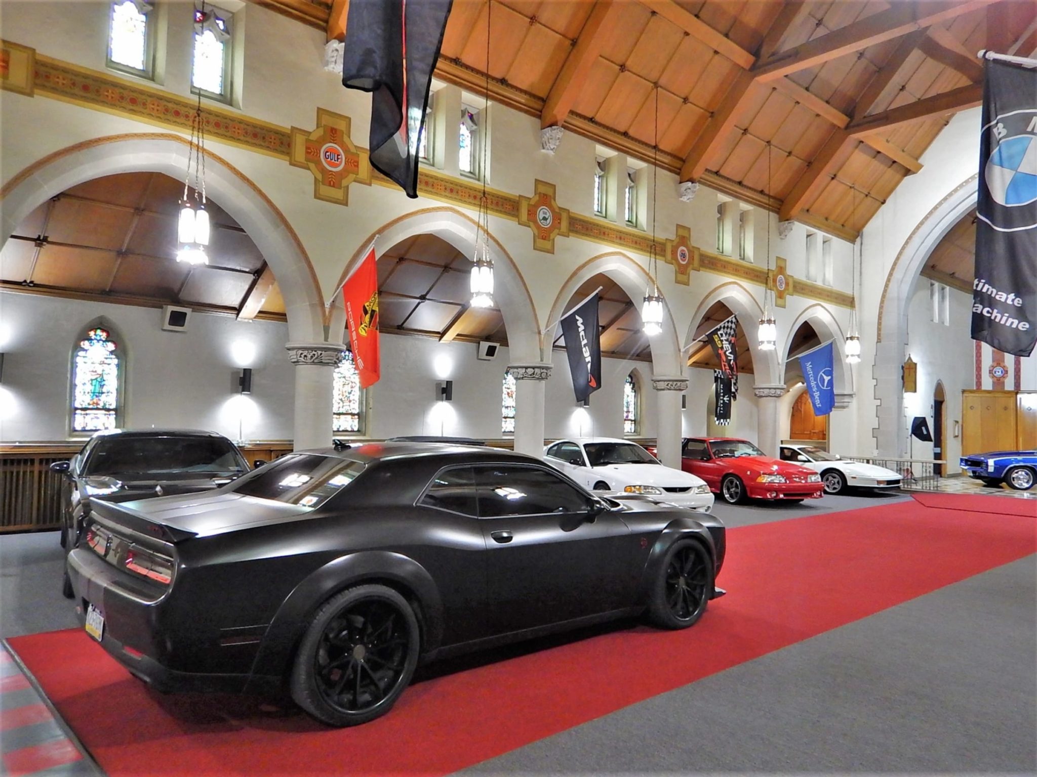 USA : une église transformée en garage de rêve - Les Voitures