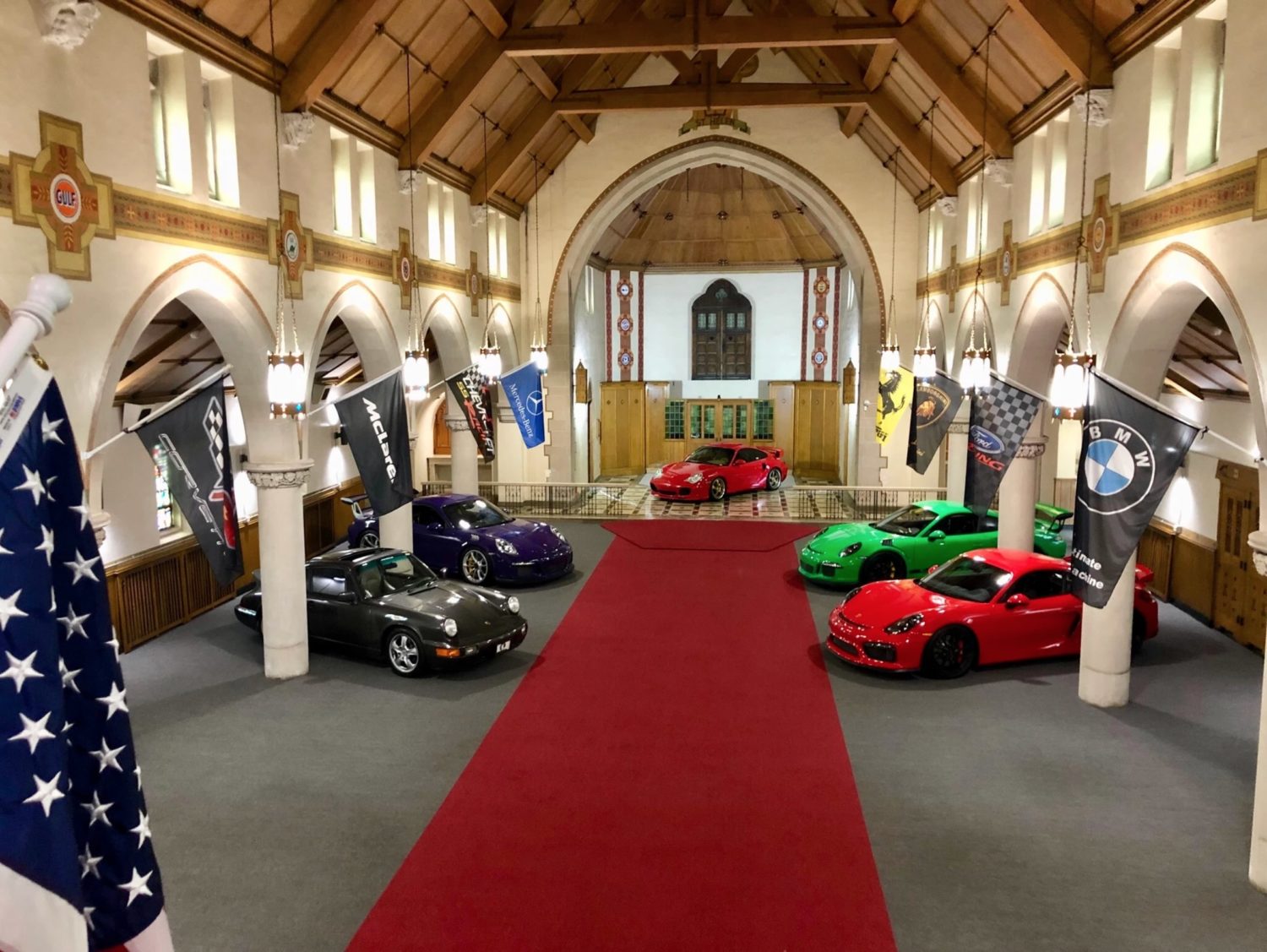 USA : une église transformée en garage de rêve - Les Voitures