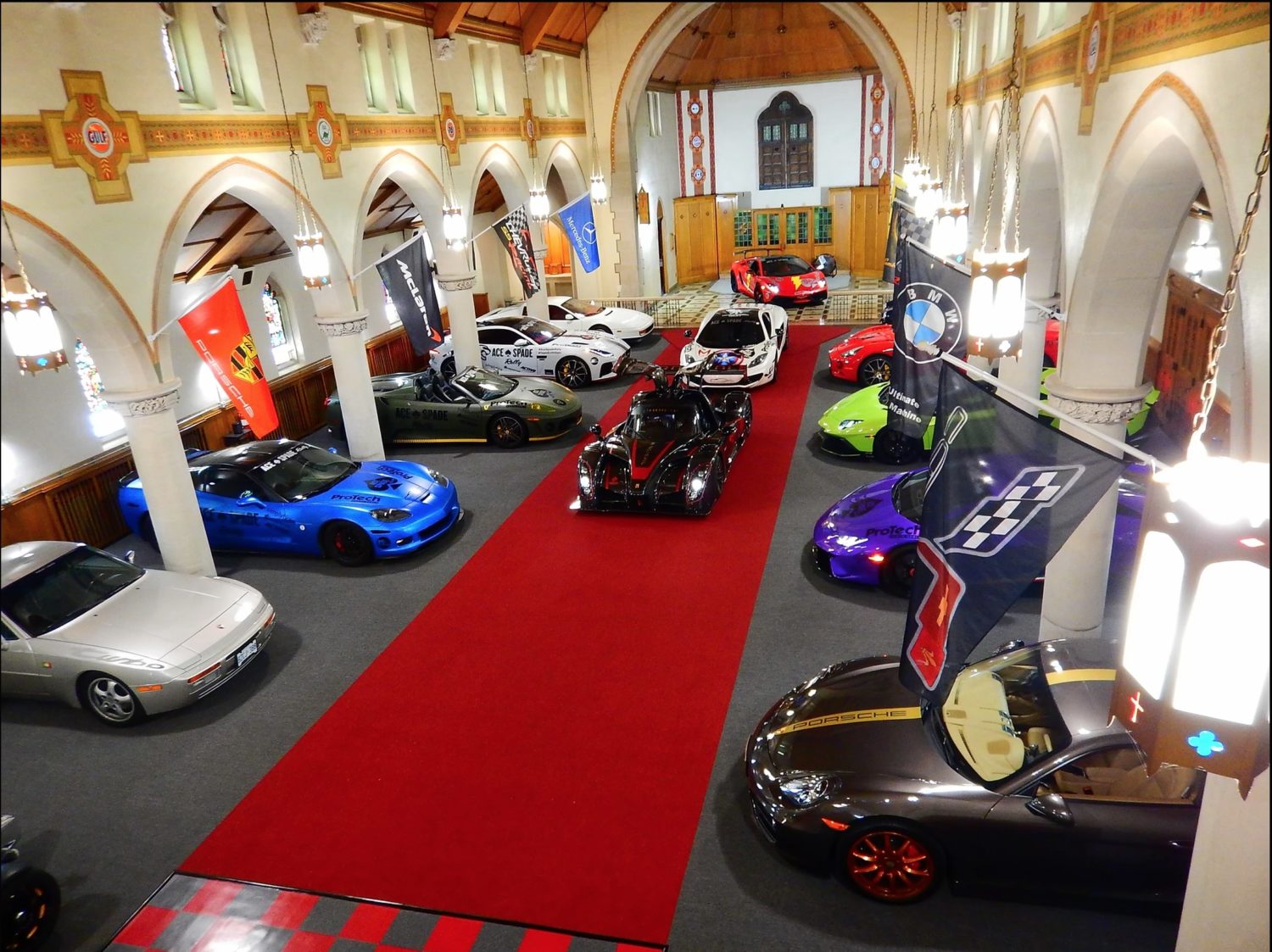 USA : une église transformée en garage de rêve - Les Voitures