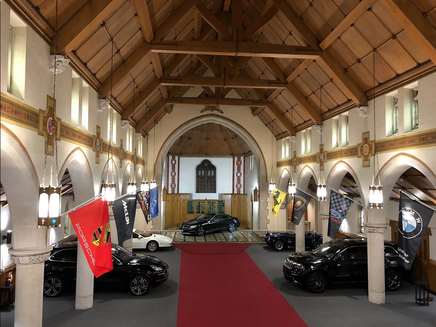 USA : une église transformée en garage de rêve - Les Voitures