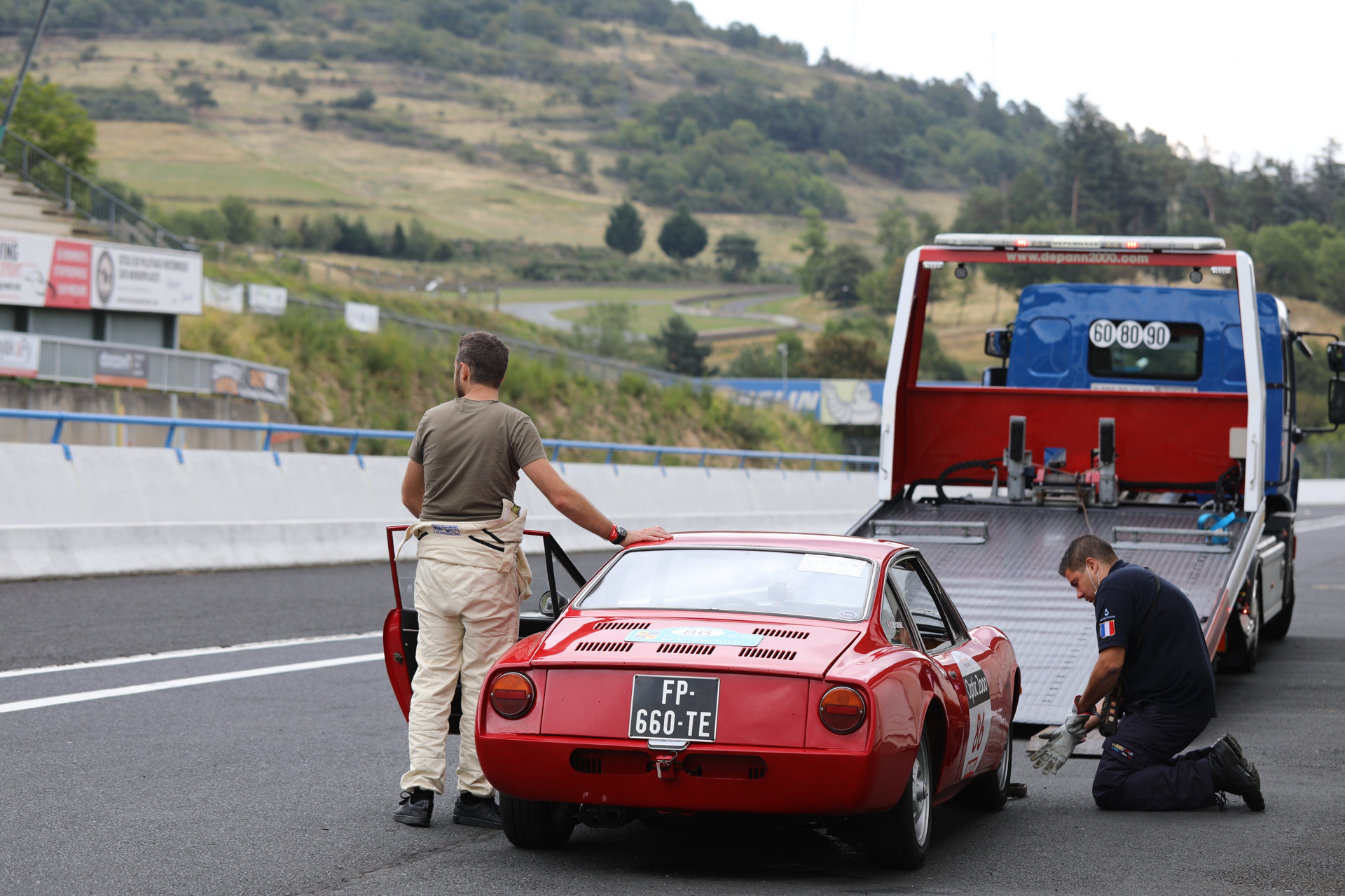 Tour Auto : l'incroyable Fiat 850 Moretti ne lâche rien - Les Voitures