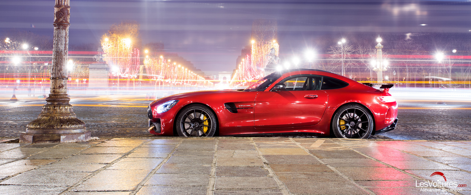 Mercedes-Benz : elles enfilent leur pull moche de Noël - Les Voitures