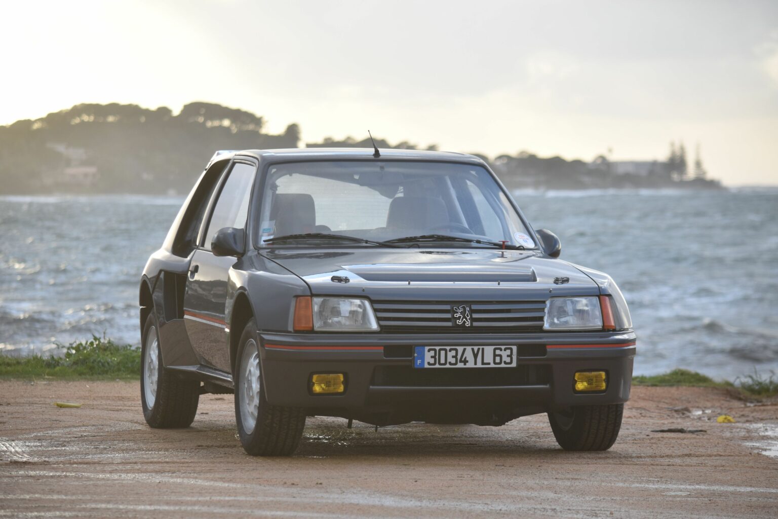 Peugeot 205 Turbo 16 : l'un des 200 exemplaires est à vendre - Les Voitures