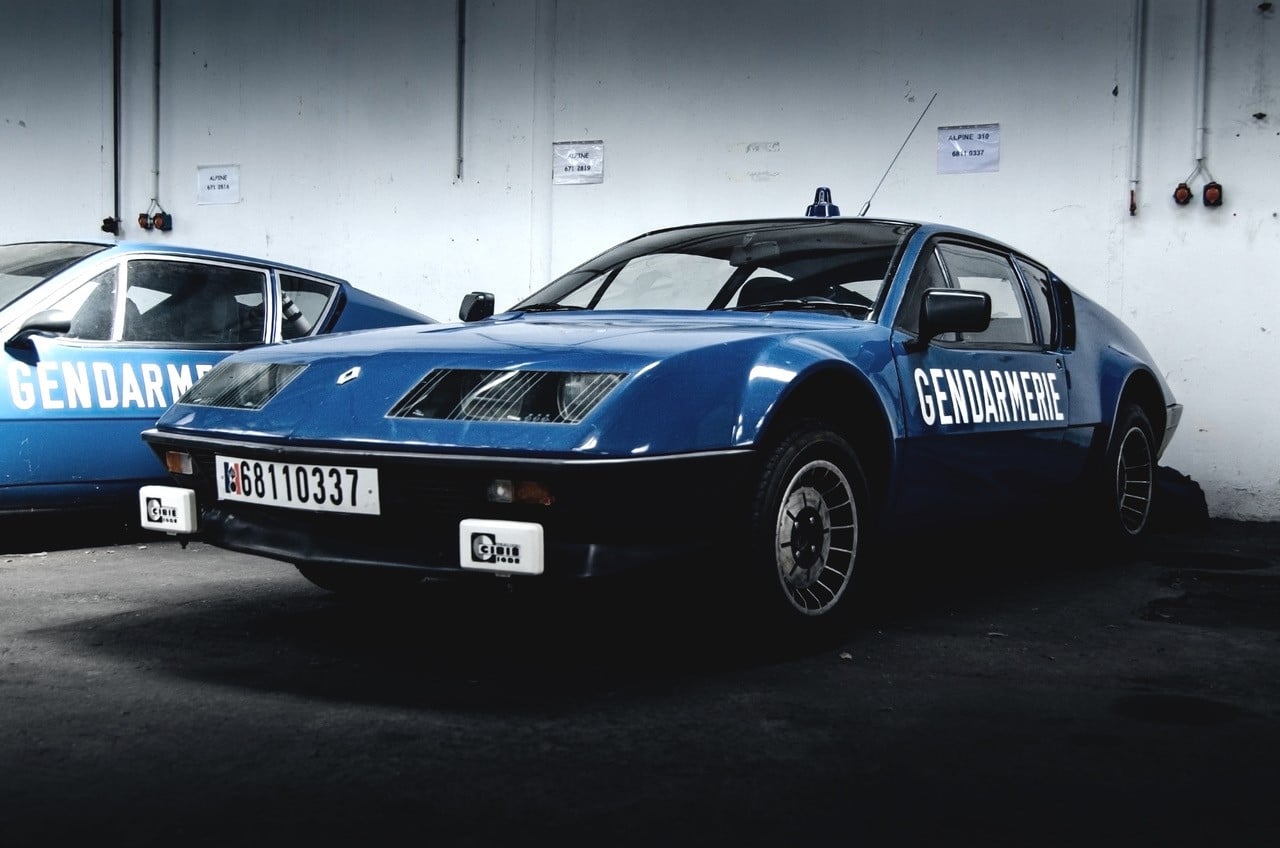 Rétromobile : un stand dédié aux voitures de la gendarmerie nationale ...