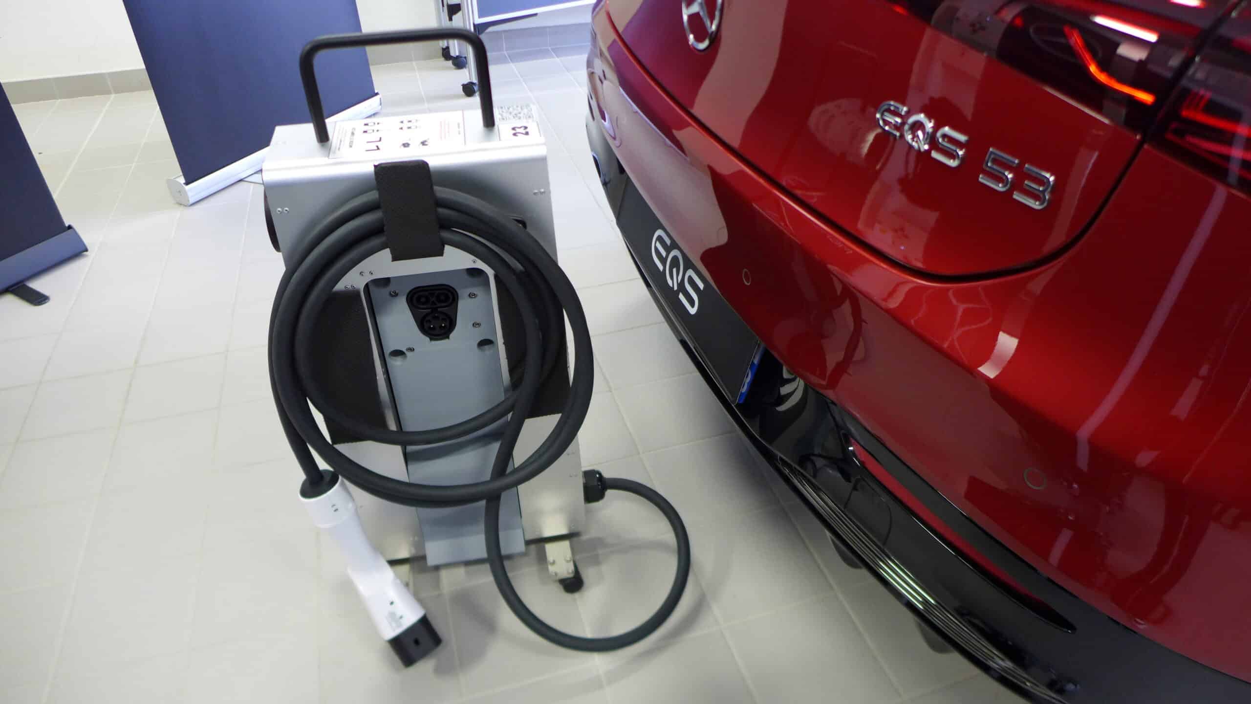 Voiture électrique : Charles, un robot autonome qui recharge les ...