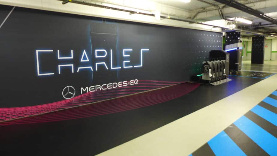 Voiture électrique : Charles, un robot autonome qui recharge les ...