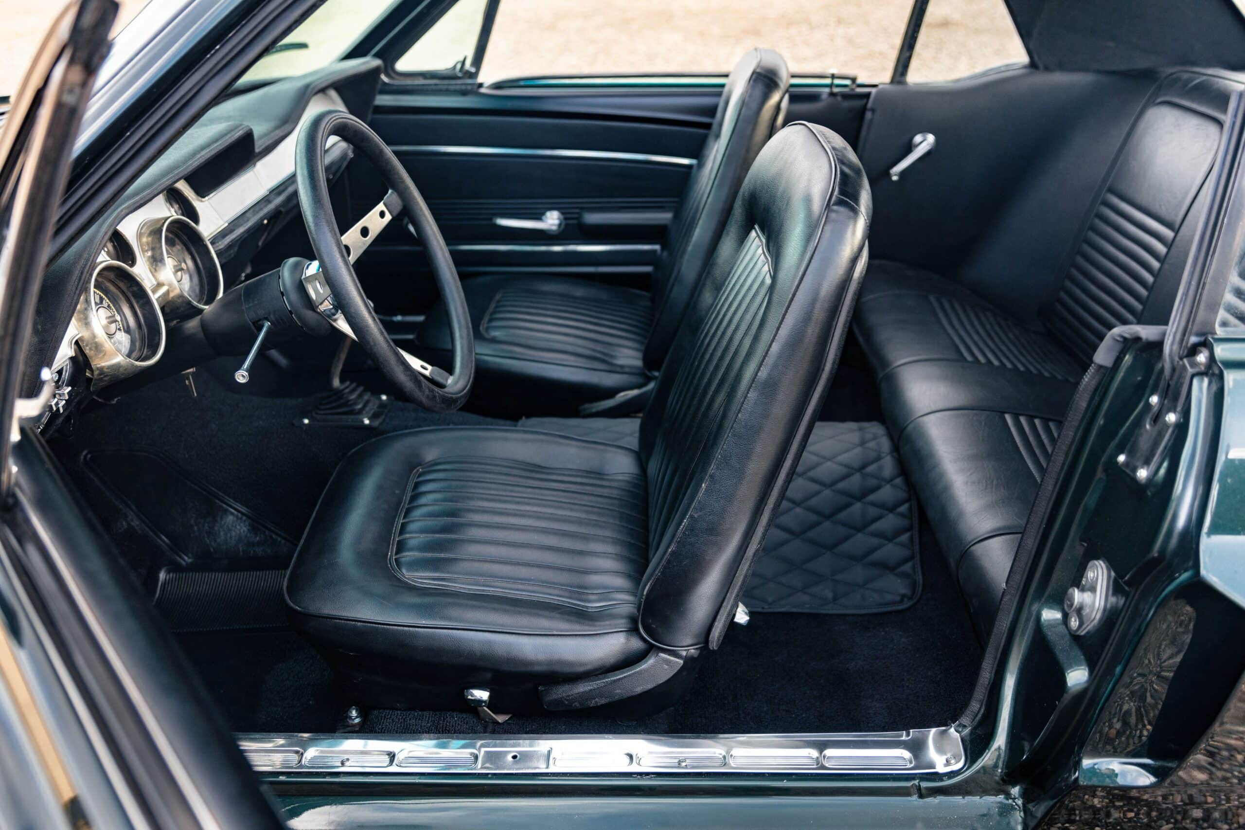 Rétromobile : la Ford Mustang de Jean-Paul Belmondo (Le Marginal) à ...