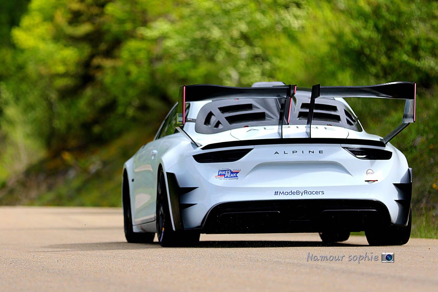 Alpine A110 Pikes Peak : l'impressionnante berlinette en essai dans la Drôme - Les Voitures
