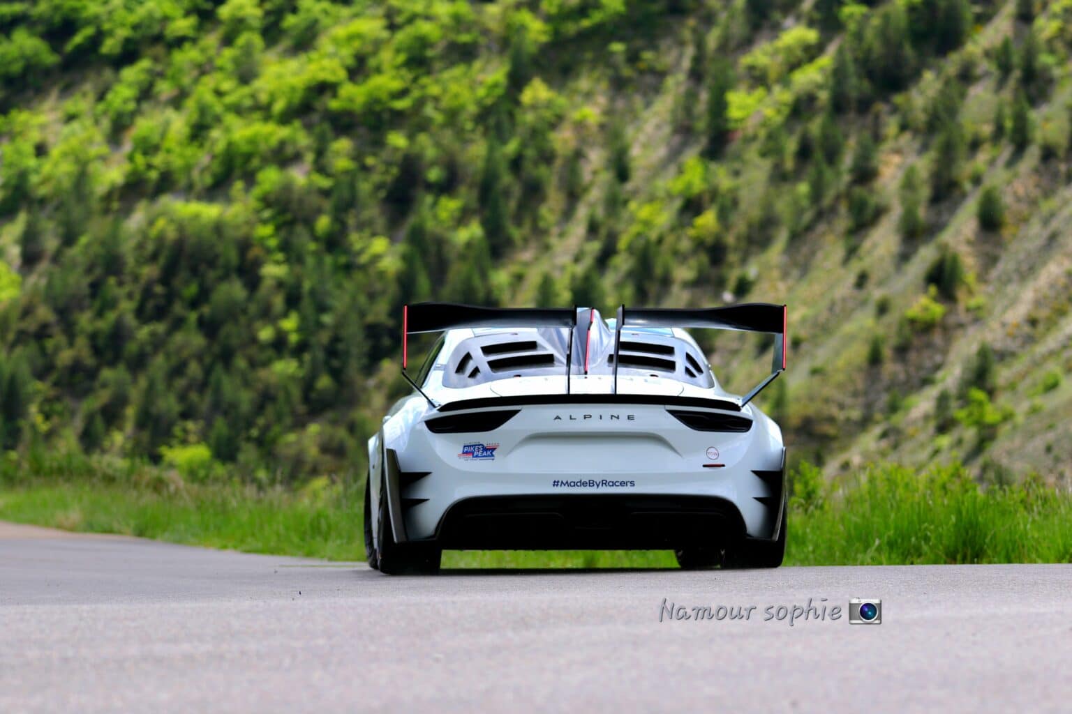 Alpine A110 Pikes Peak : l'impressionnante berlinette en essai dans la Drôme - Les Voitures