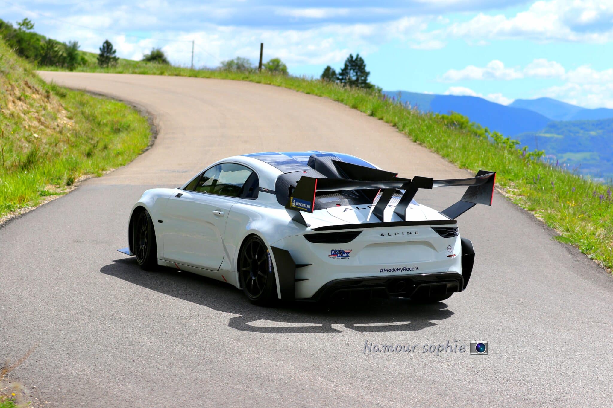 Alpine A110 Pikes Peak : l'impressionnante berlinette en essai dans la Drôme - Les Voitures