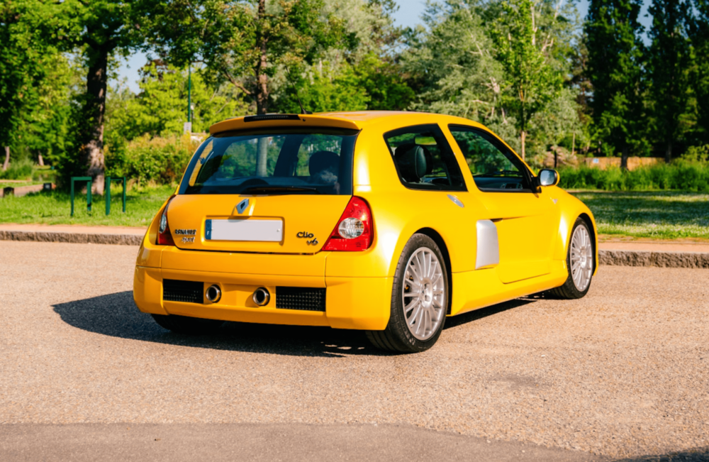 Renault Clio V6 Phase 2 : une rare youngtimer de rêve à vendre - Les ...