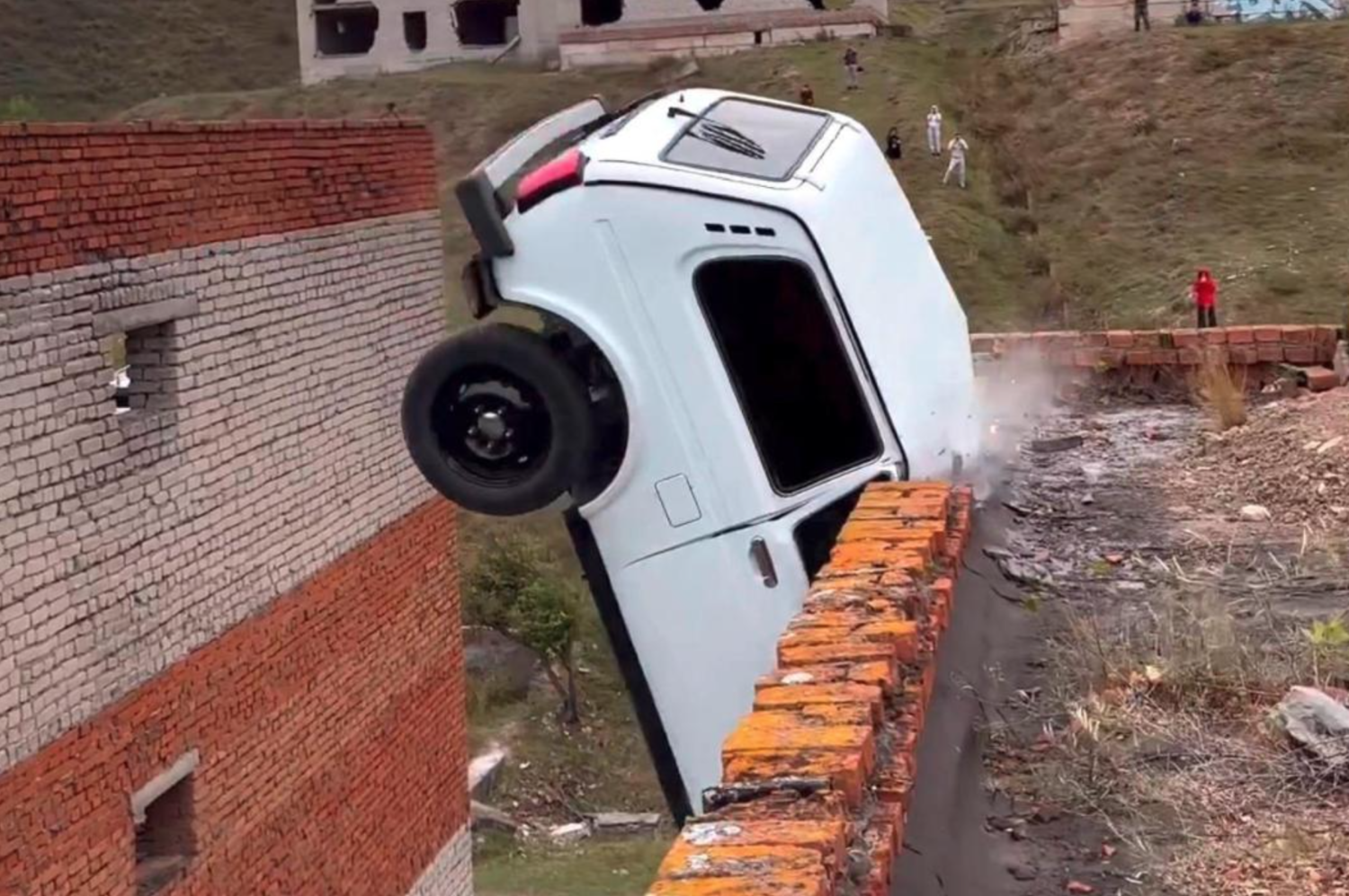 Vidéo : "L'Homme qui tombe (vraiment) à pic" en Lada Niva - Les Voitures