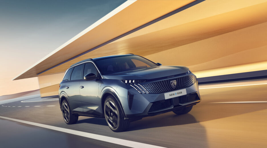 Peugeot e-5008 : « Sept en SUV 100% électrique », comme à la maison ...