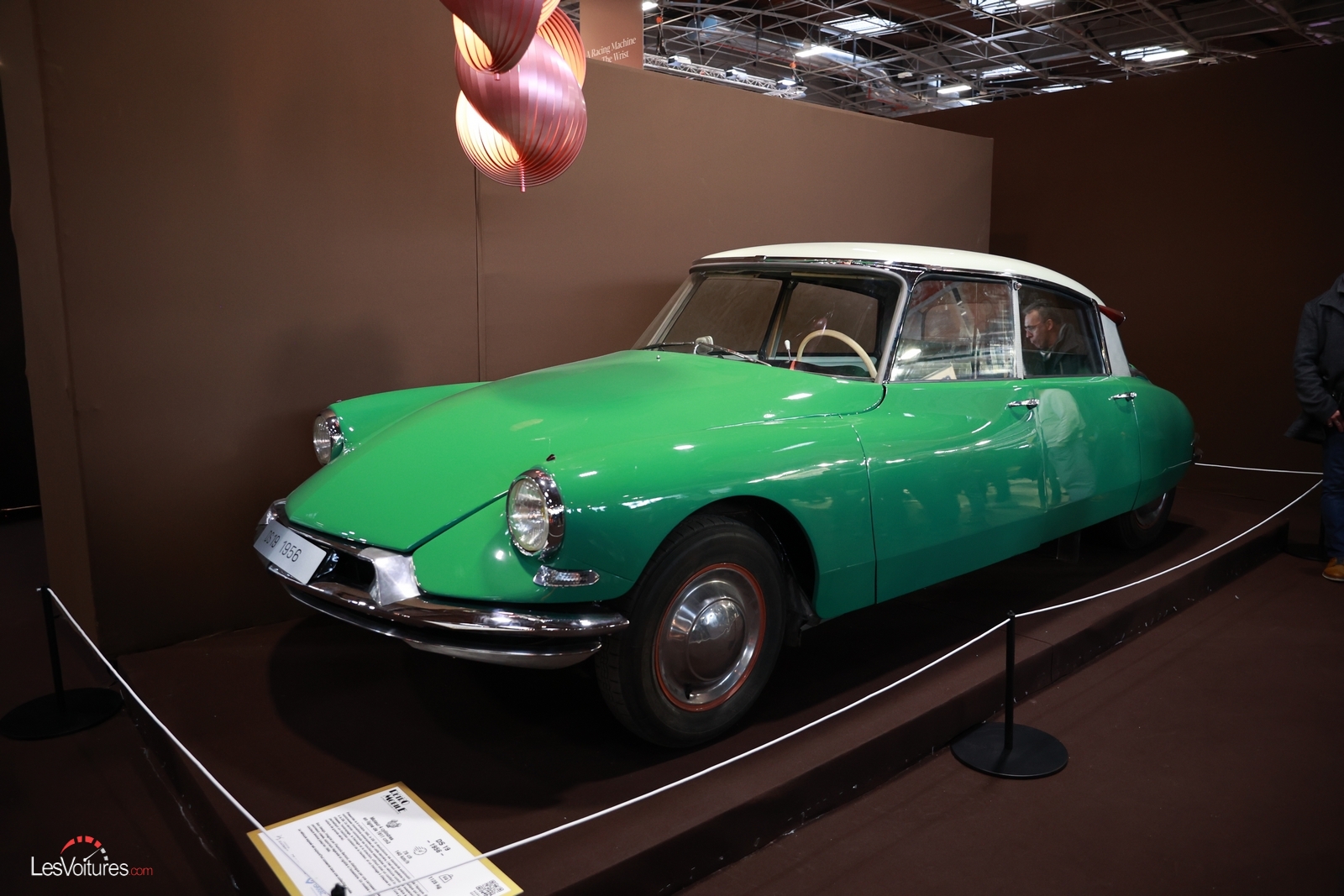 Rétromobile : les 70 ans de la Citroën DS célébrés en lumières - Les ...