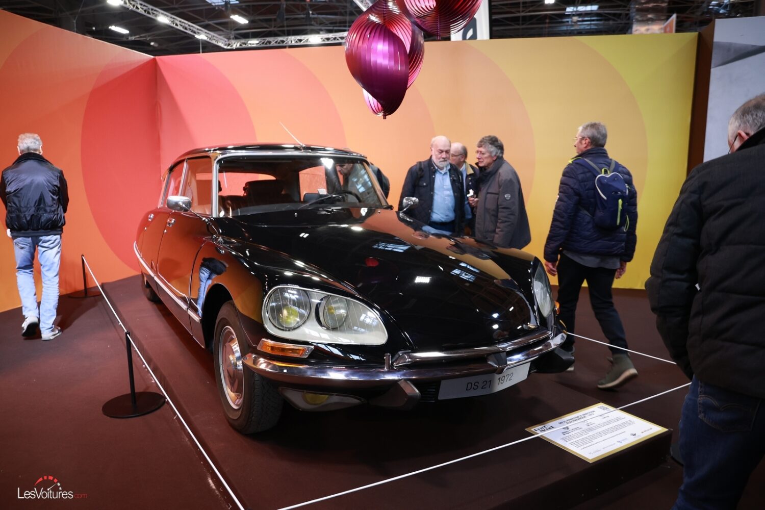 Rétromobile : les 70 ans de la Citroën DS célébrés en lumières - Les Voitures