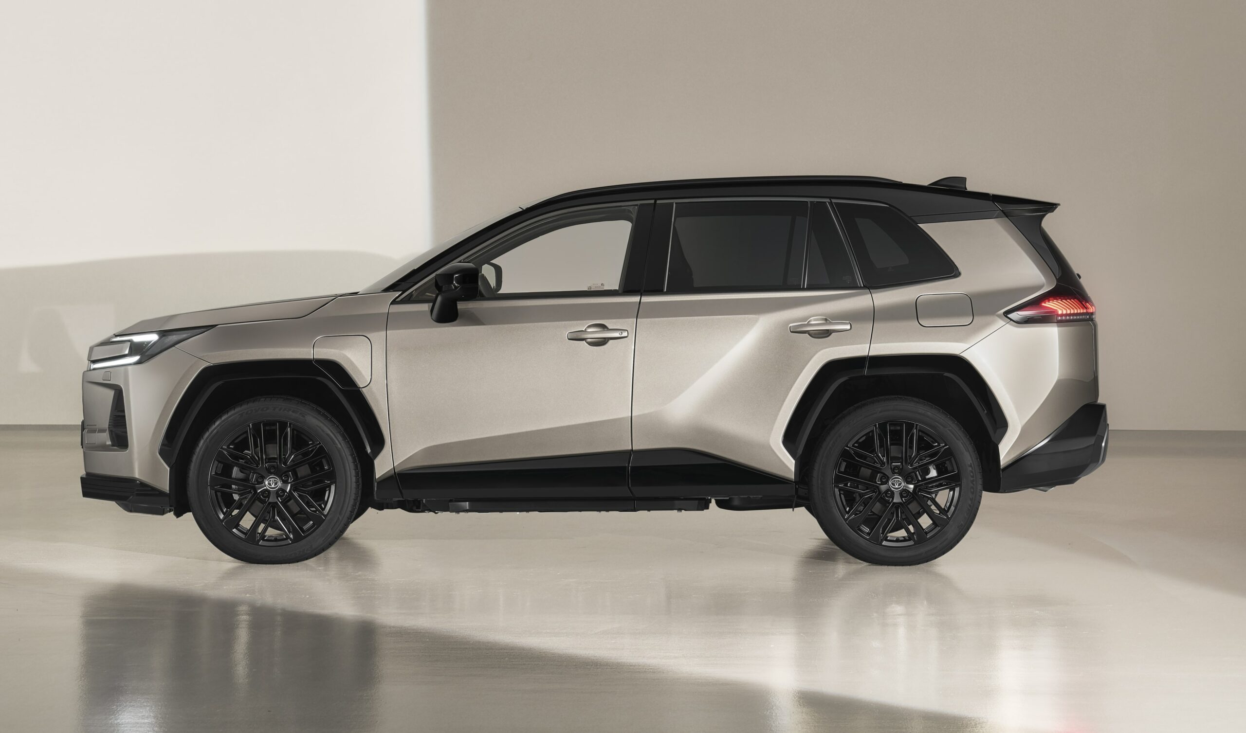 Toyota RAV4 : le nouveau SUV fait l'impasse sur le 100% électrique - Les Voitures