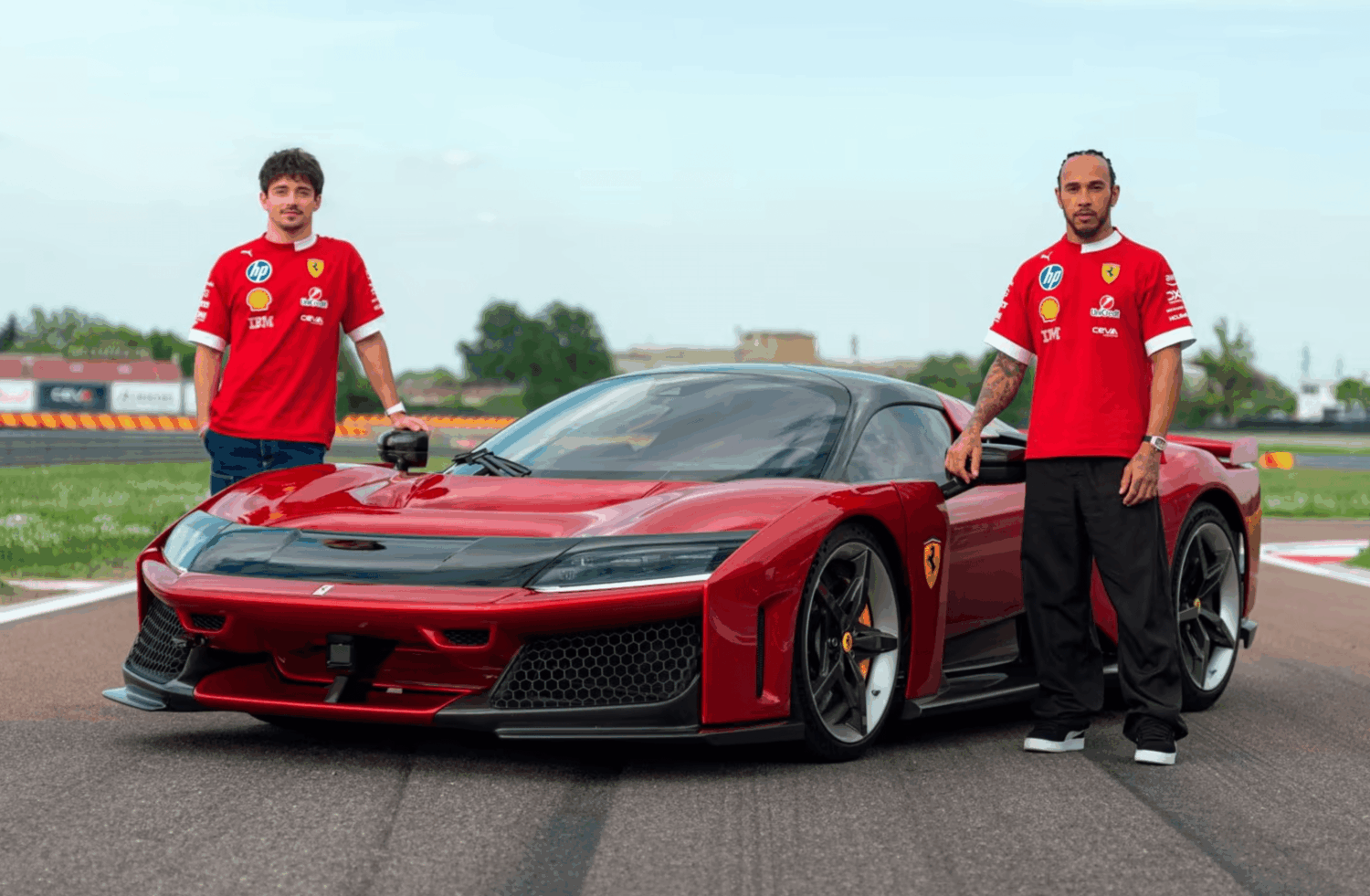 Vidéo : au volant de la Ferrari F80, Lewis Hamilton fait peur à Charles ...