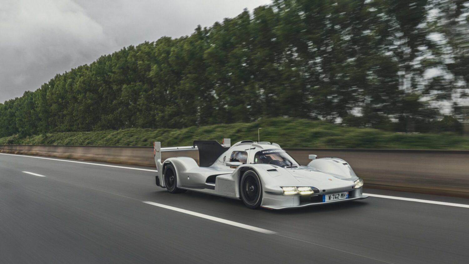 Porsche 963 RSP : Hypercar de course homologuée pour la route - Les ...