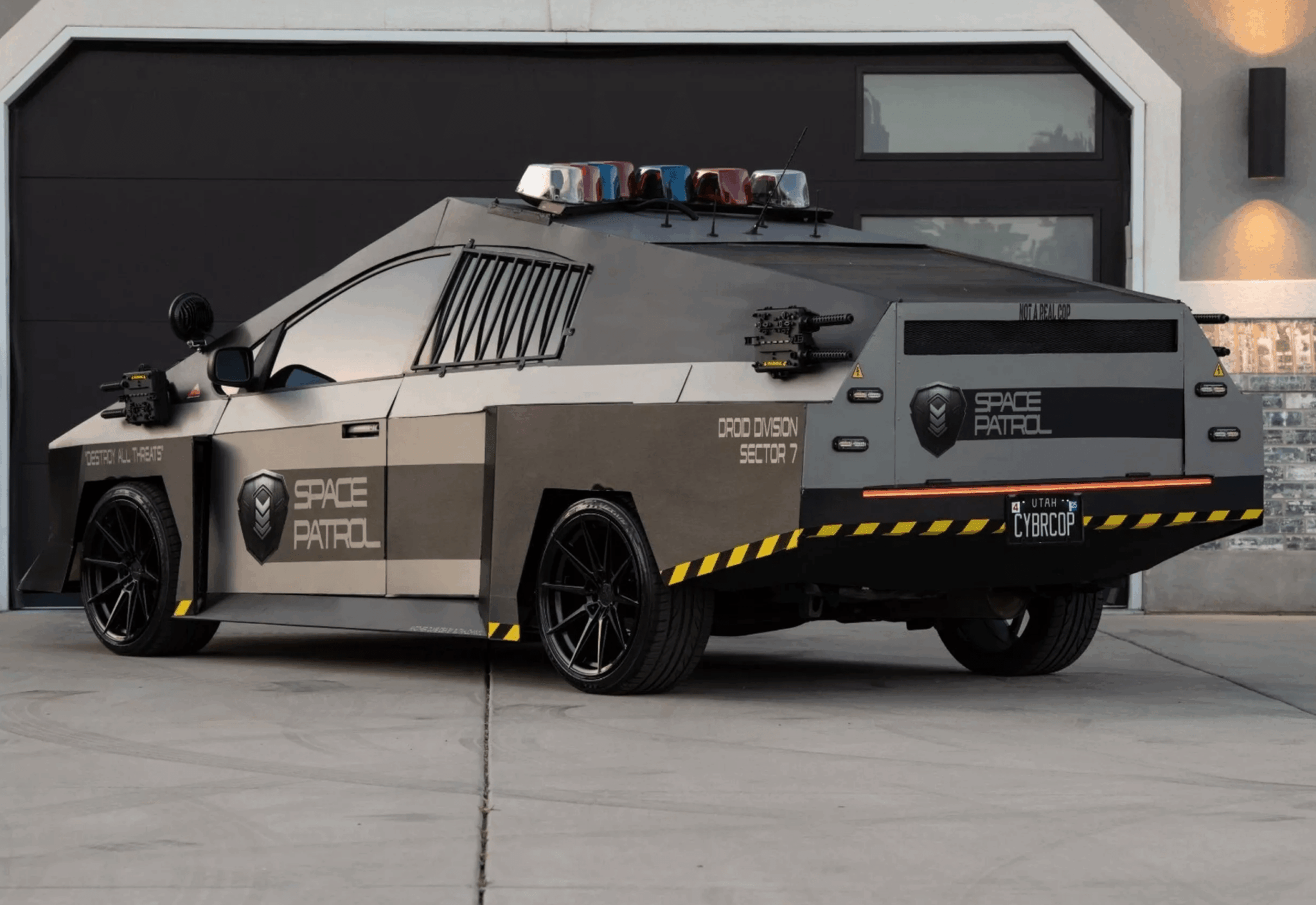 Cybercop : Toyota Prius transformée en Tesla Cybertruck digne de ...