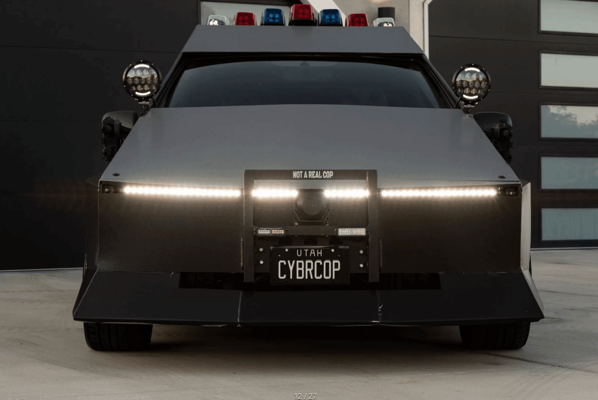 Cybercop : Toyota Prius transformée en Tesla Cybertruck digne de ...