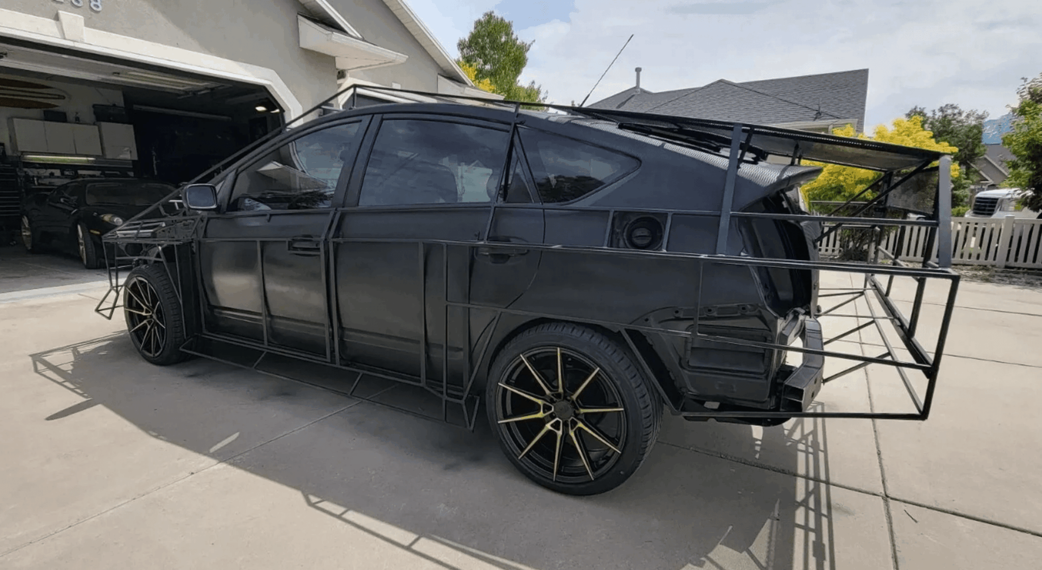 Cybercop : Toyota Prius transformée en Tesla Cybertruck digne de ...