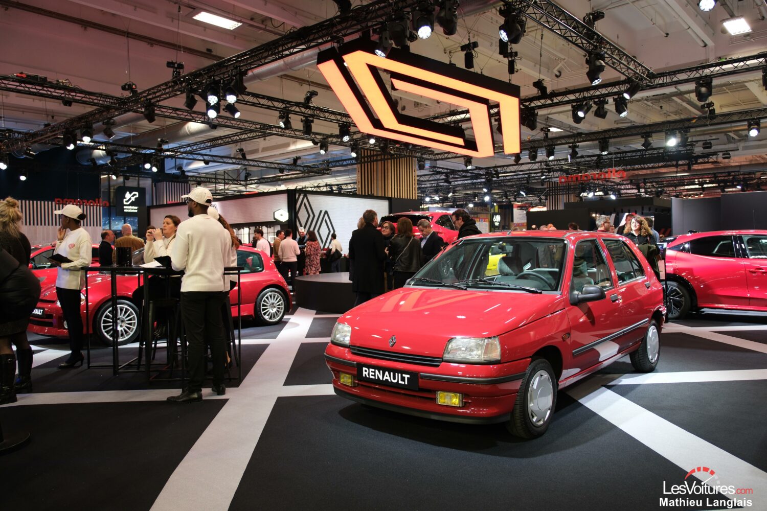 Rétromobile : Renault transforme son stand en temple dédié à la Clio ...